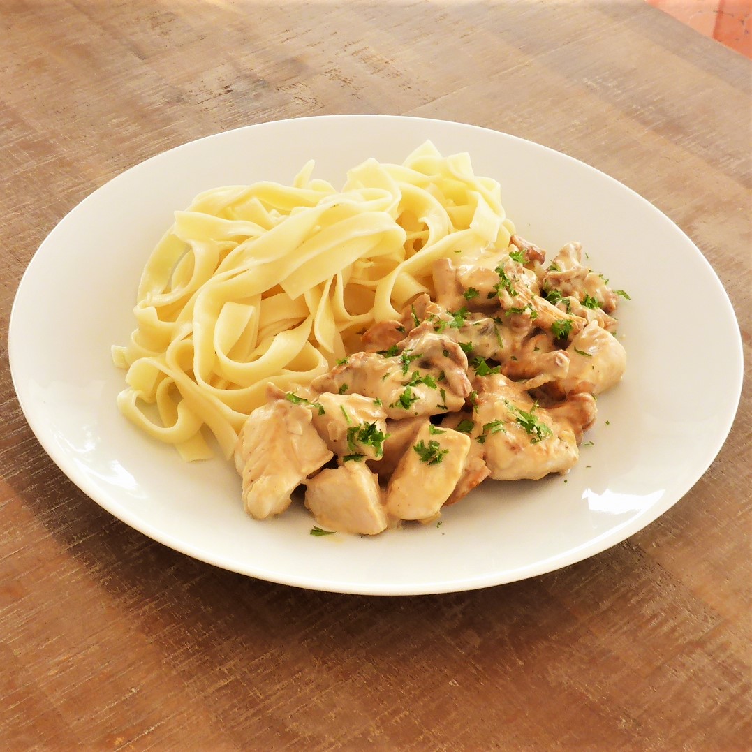 Émincé de poulet aux chanterelles et aux bolets | Miam's Up